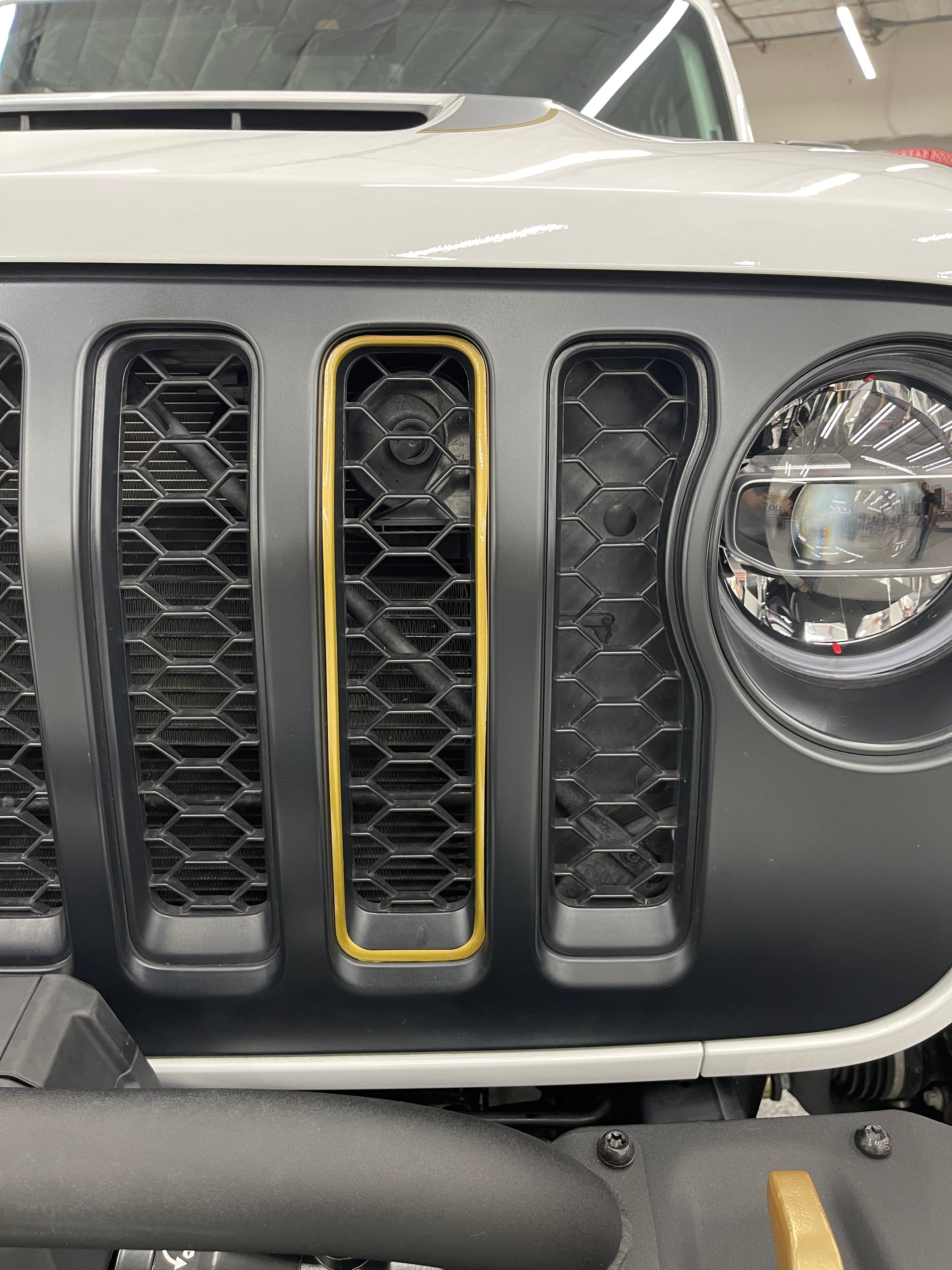 Jeep Grill Pinstripe Inlay (Multi-Piece Grill WITH Trim Rings) 2018-20 ...